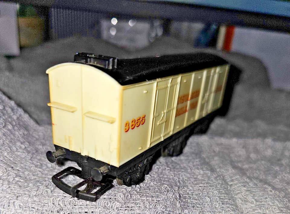 Hornby R670 OO gauge 6 - wheeled insulated milk van. Used. NO BOX | eBay UK
