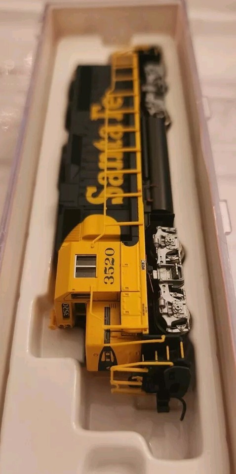 Atlas N Scale GP-38 Diesel Locomotive Santa Fe #3520 | eBay