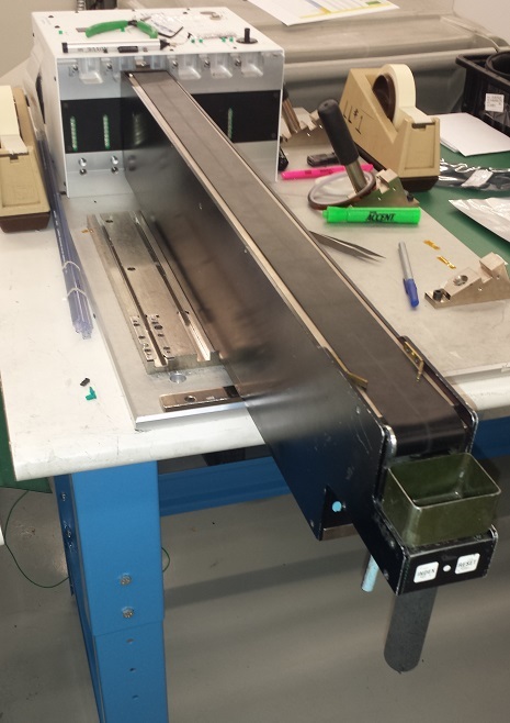 Universal Instruments Reject Belt Conveyor 45651503 powered up ...