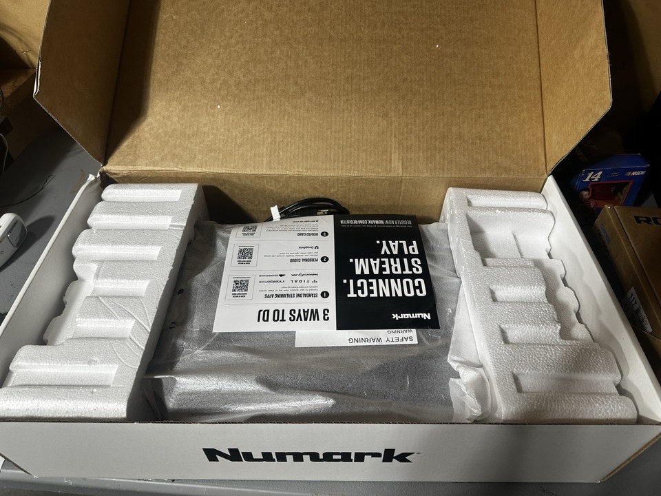 Numark Mixstream Pro Standalone DJ Controller – WiFi, Touchscreen, Box ...