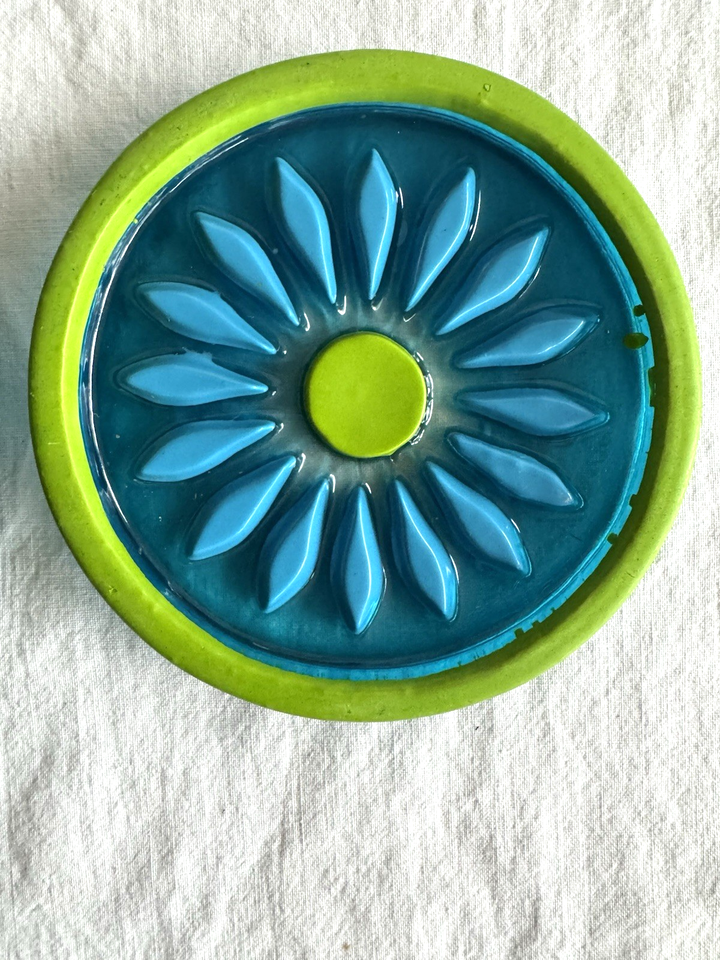 1- VTG MCM BLUE & GREEN DAISY Coaster / Trivet Resin Lucite 60s Boho ...