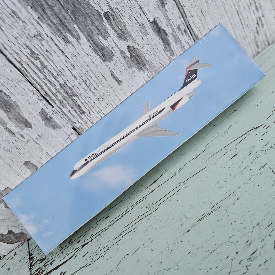 Delta Airlines Snap-Together MD 88 Fleet Model w Desk Stand Unassembled ...