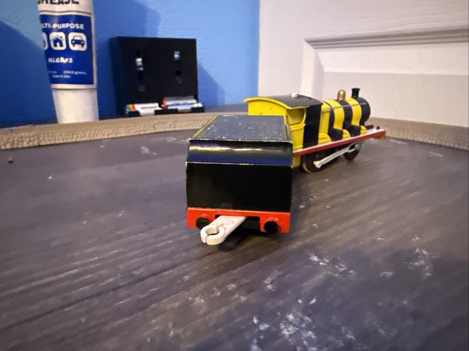 Tomy Thomas And Friends Limited 2002 Busy Bee James (working) | eBay