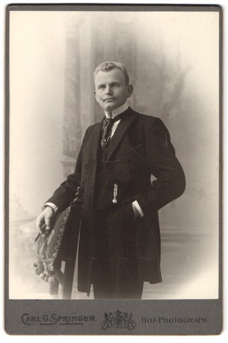 Fotografie Carl G. Springer, Reichenberg, Altstädterplatz 12a, junger ...