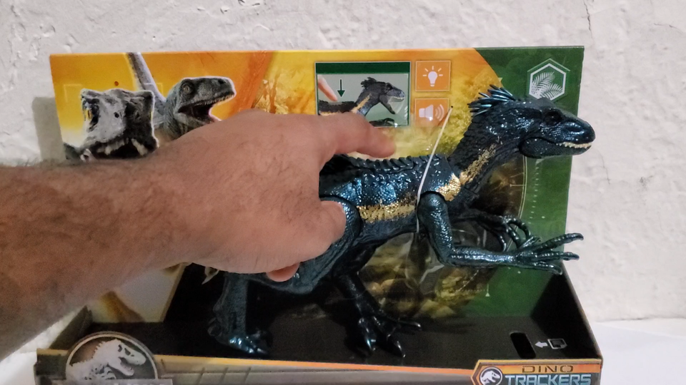 Jurassic Park World Dominion Track N Attack Indoraptor Action Figure ...