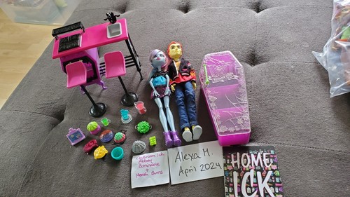 Monster High Home Ick Dolls Abbey Bominable Heath Burns + Playset Set ...