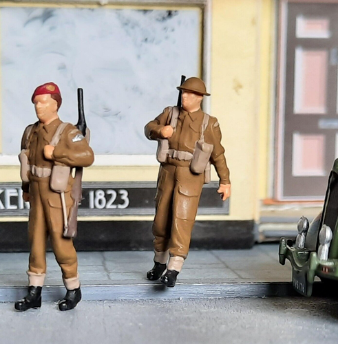OO GAUGE 2 x BRITISH SOLDIER FIGURES HAND PAINTED WORLD WAR II ARMY ...