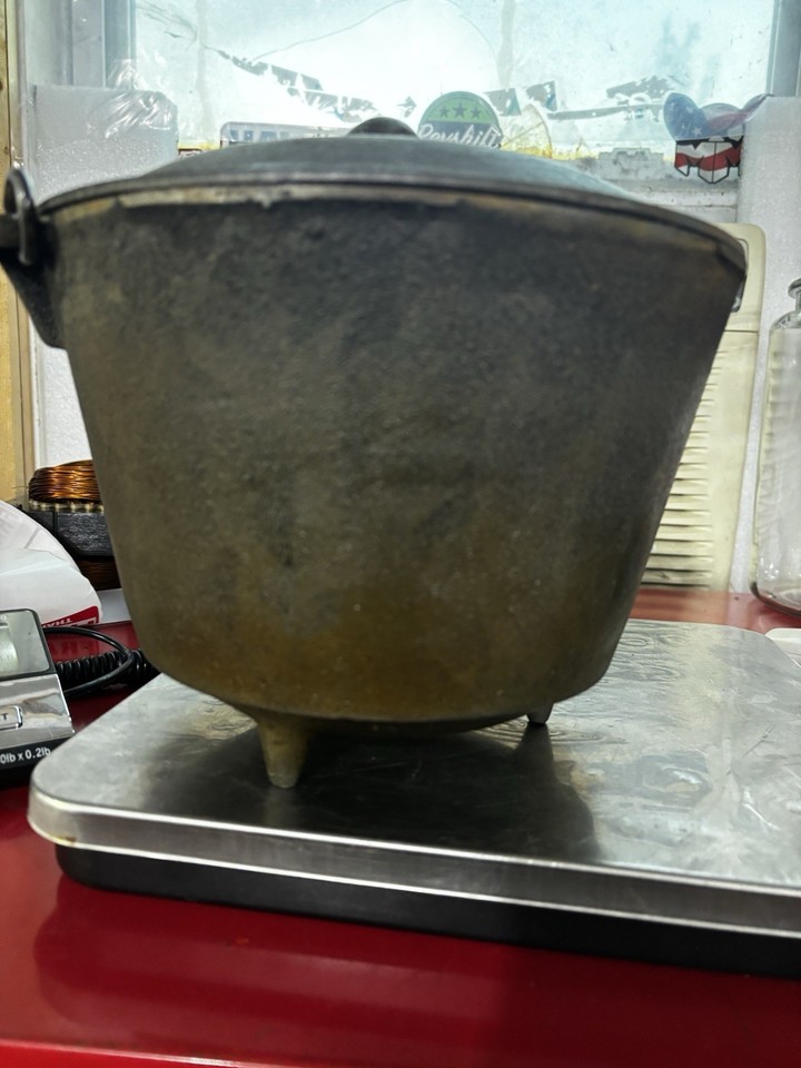 Vintage 3 Leg cast iron bean pot Nice lid well seasoned good shape ...