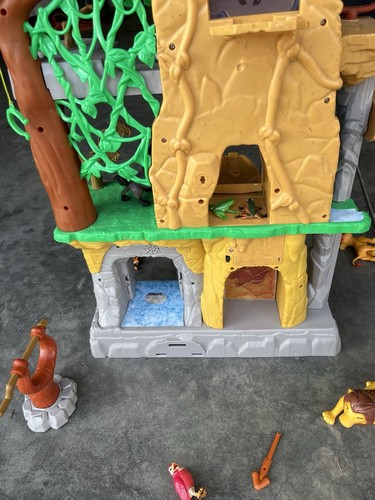 Disney Lion King Lion Guard Training Lair Play Set & Figures Lights ...