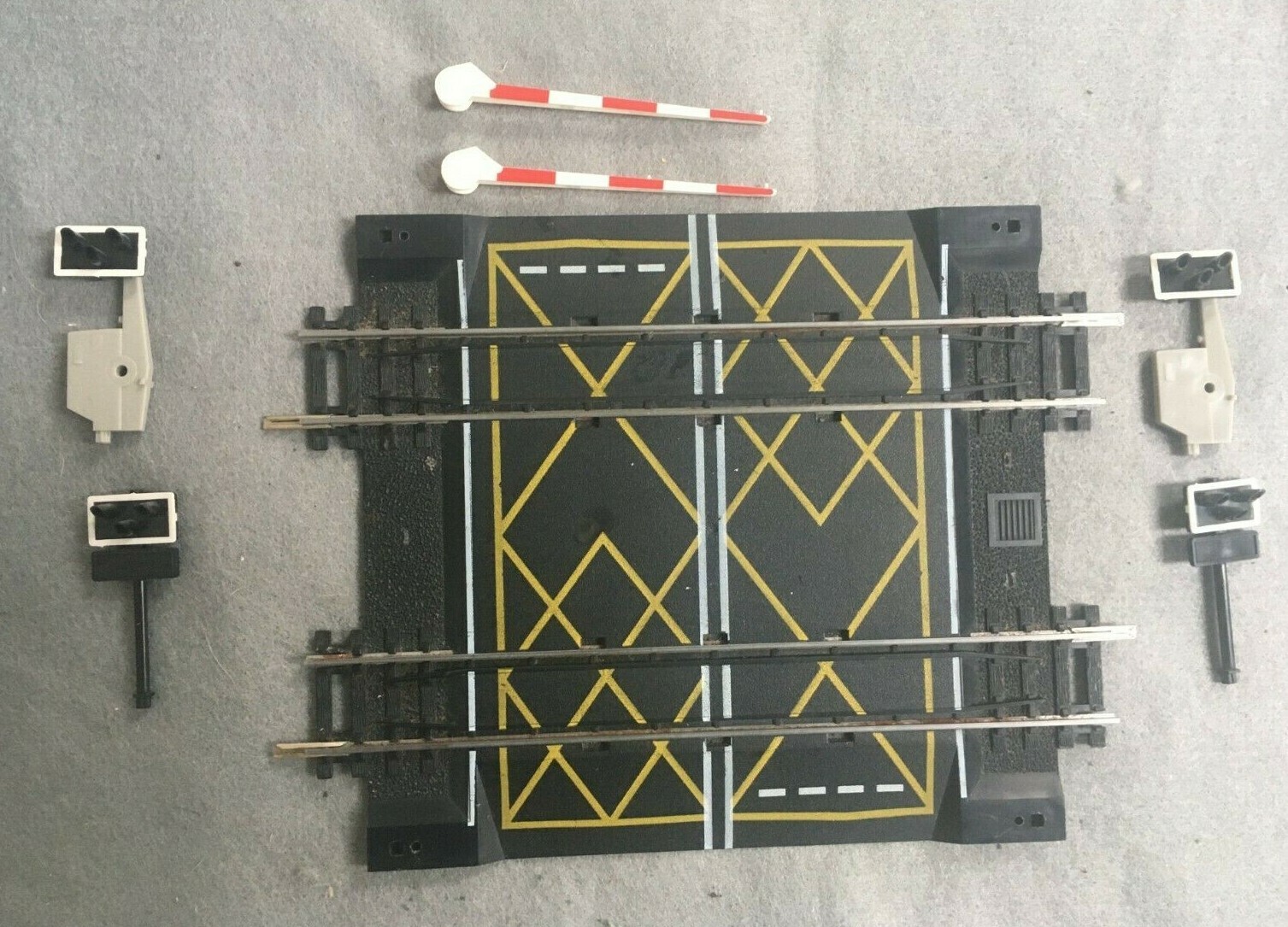 Hornby R636 & R645 Double & Single Track Level Crossing + Gates or ...