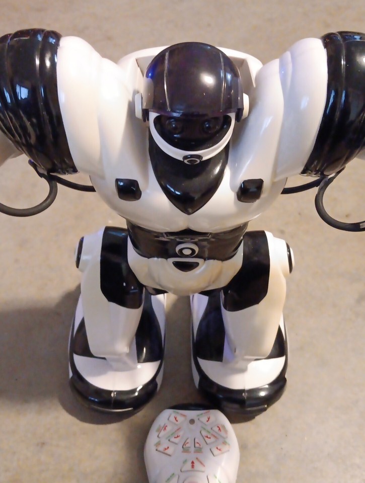 WowWee Robosapien Toy With Remote. White/Black Model 80081 TESTED ...