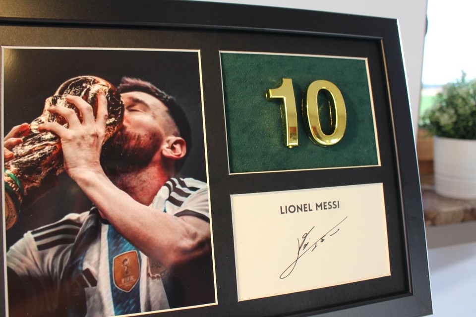 LIONEL MESSI AUTOGRAPH framed A4 with golden numbers/display ...