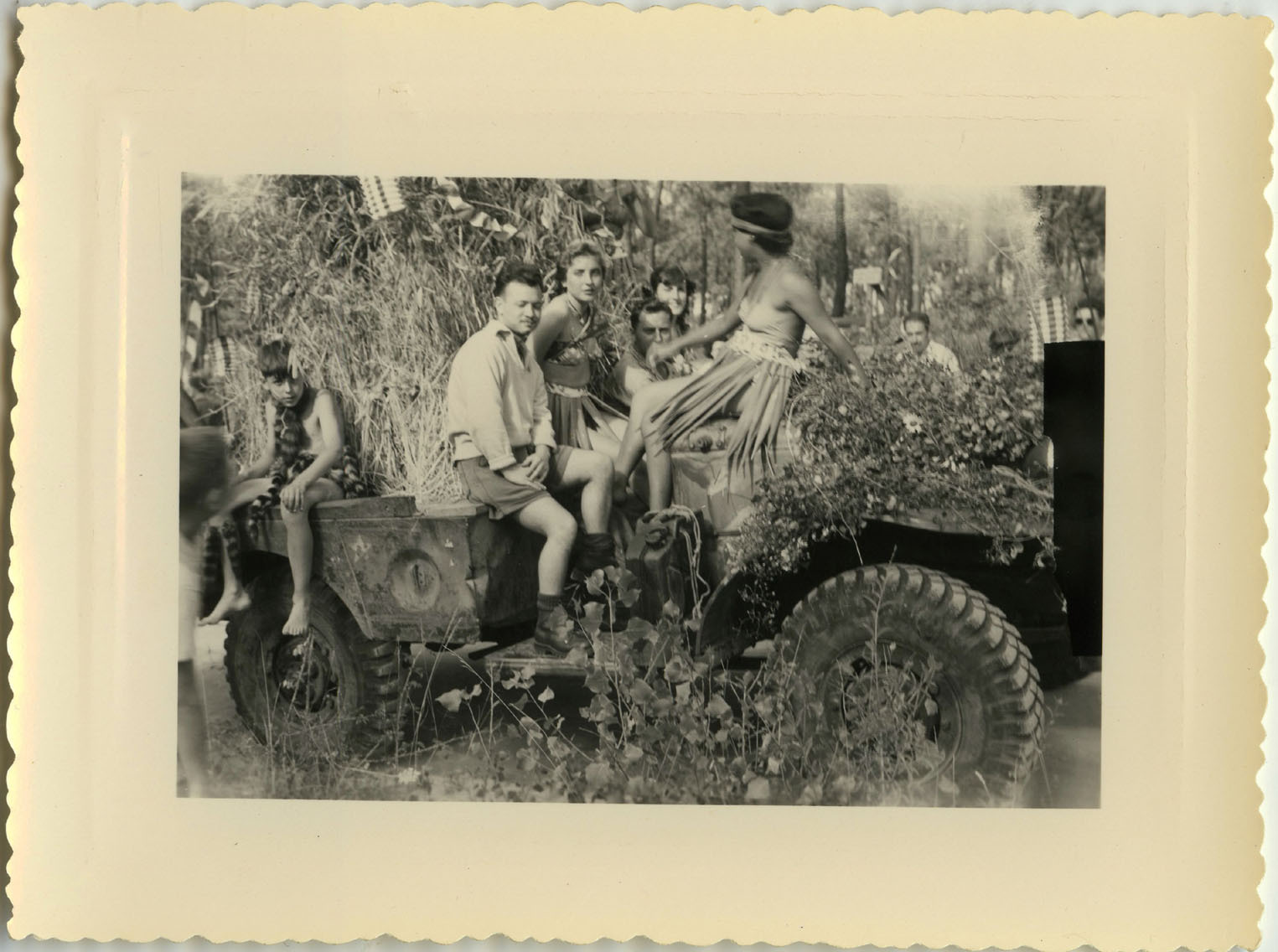PHOTO ANCIENNE - VINTAGE SNAPSHOT -CURIOSITÉ DÉFILÉ JEEP PIN UP FLEUR ...