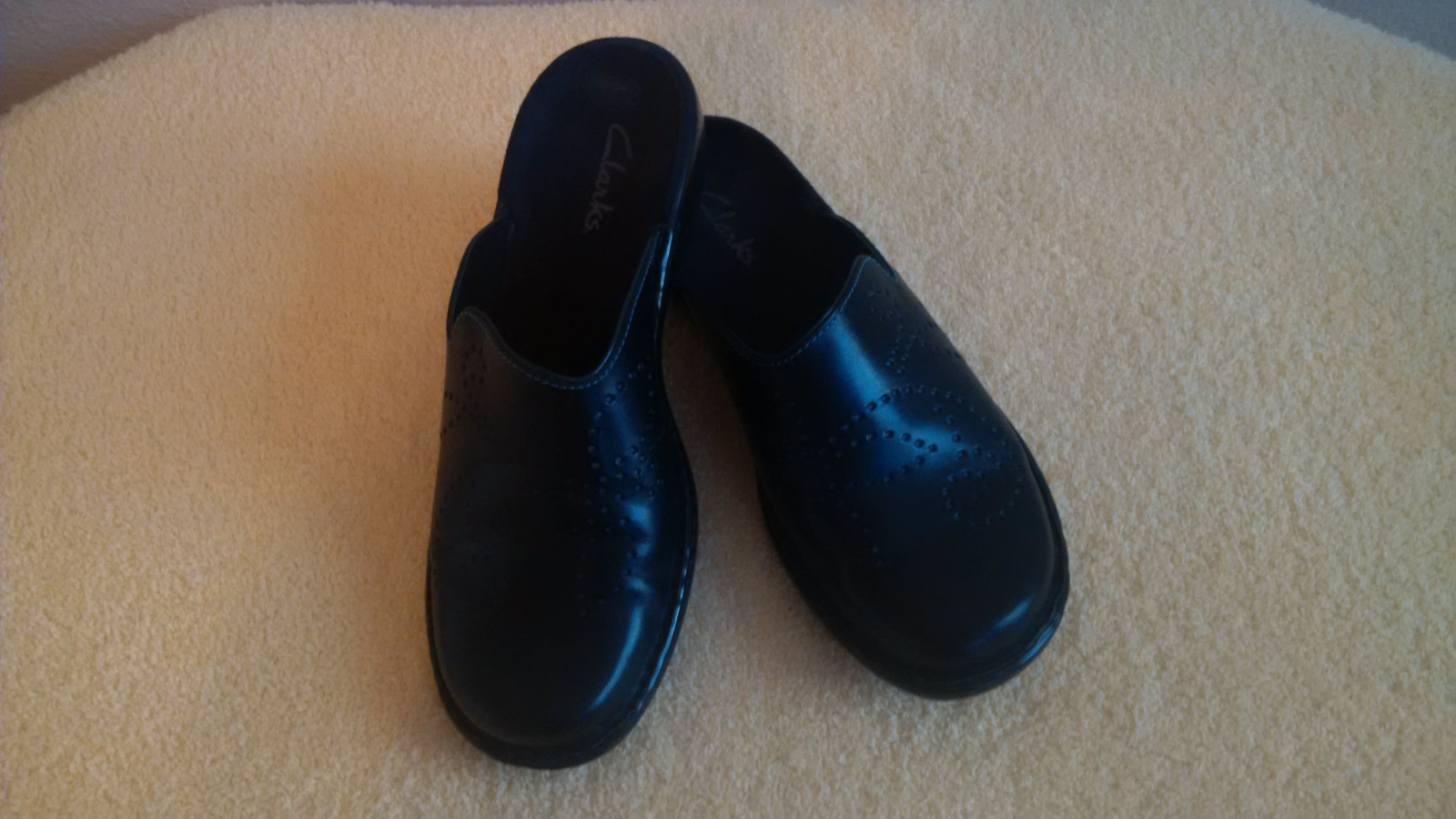 Clarks SlipOn/Clog/Slides GENTLY USED BLACK Perf Leather Wom 8.5m MAKE ...