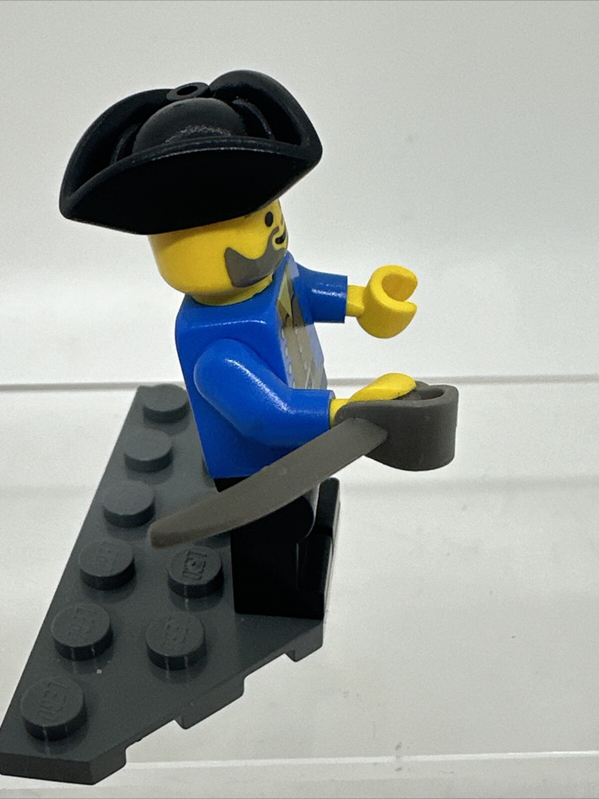 LEGO Vintage Pirate Minifigure - Brown Shirt, Black Triangle Hat (pi033 ...