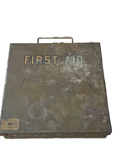 VINTAGE Emergency FIRST AID KIT METAL BOX MEDIC Davis Equipment 1924 ...