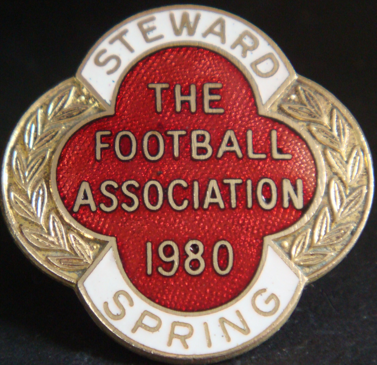 THE FOOTBALL ASSOCIATION SPRING 1980 STEWARD Badge Maker TOYE KENNING ...
