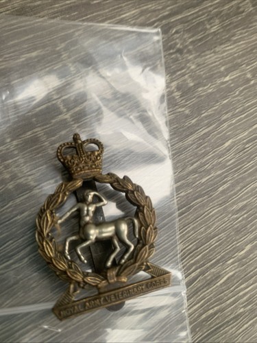 Royal Army Veterinary Corps (RAVC) Queens Crown - Bi-Metal Cap Badge ...