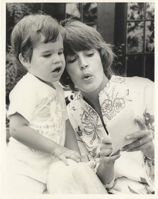 Helen Reddy 1970's Popstar singing with son Jordan Original 8x10 Photo ...