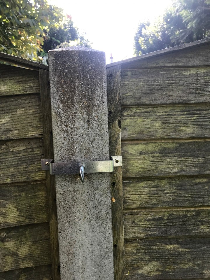 8 x galvanised Clinch-It 4" concrete fence-post panel bracing brackets ...