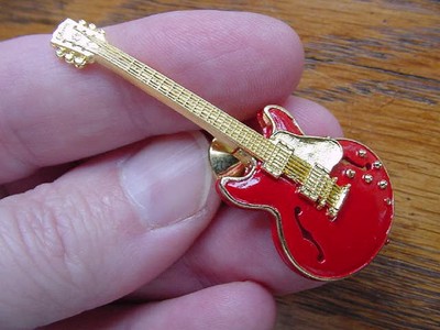 (M-300-A) Red GIBSON ES-335 Repro 1958 electric GUITAR tac BROOCH pin ...