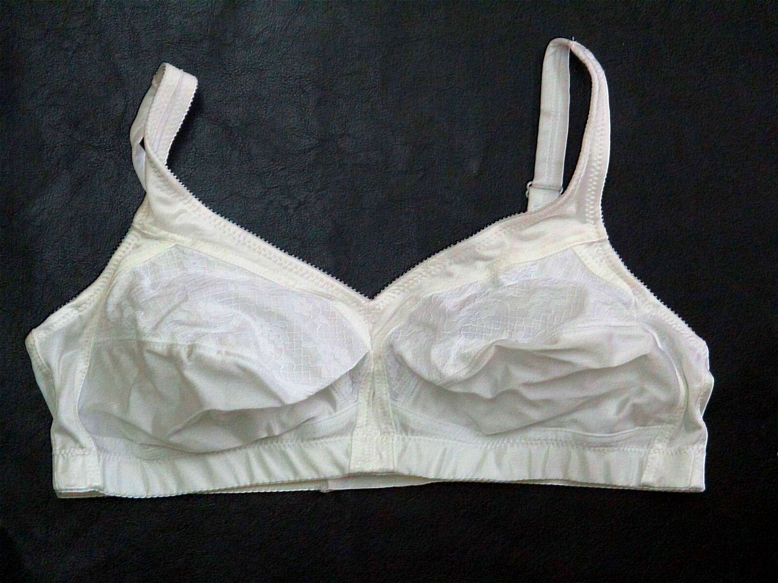 911V1 Hanesbrands 09548P Lace Detail Wireless Bra 40D White NWOT | eBay