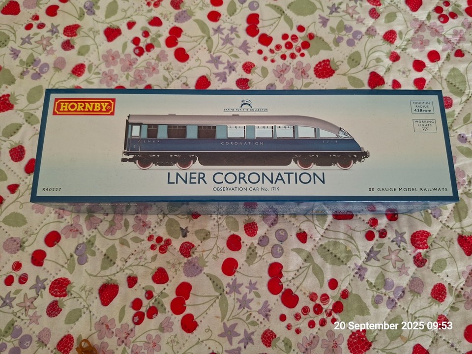 Hornby R40227 OO Gauge LNER, Coronation Observation Car, 1719 - Era 3 ...