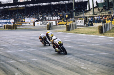 Bill Smith Suzuki leads Brian Peters Yamaha 1976 Motorcycle Racing Old ...