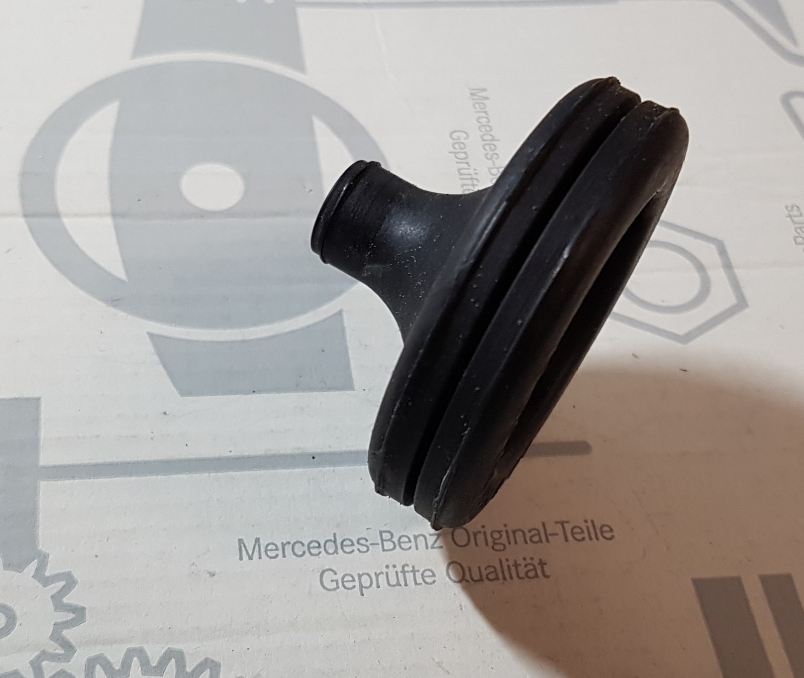 /086/ Mercedes-Benz Gummitülle Tülle A3359970081 W107 W109 W112 Unimog ...