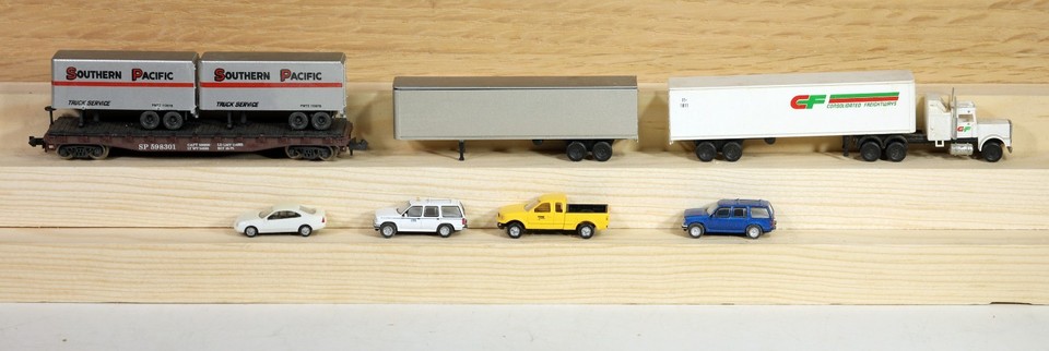 Lot of N scale - vehicles, flat car with trailers, tractor with trailer ...