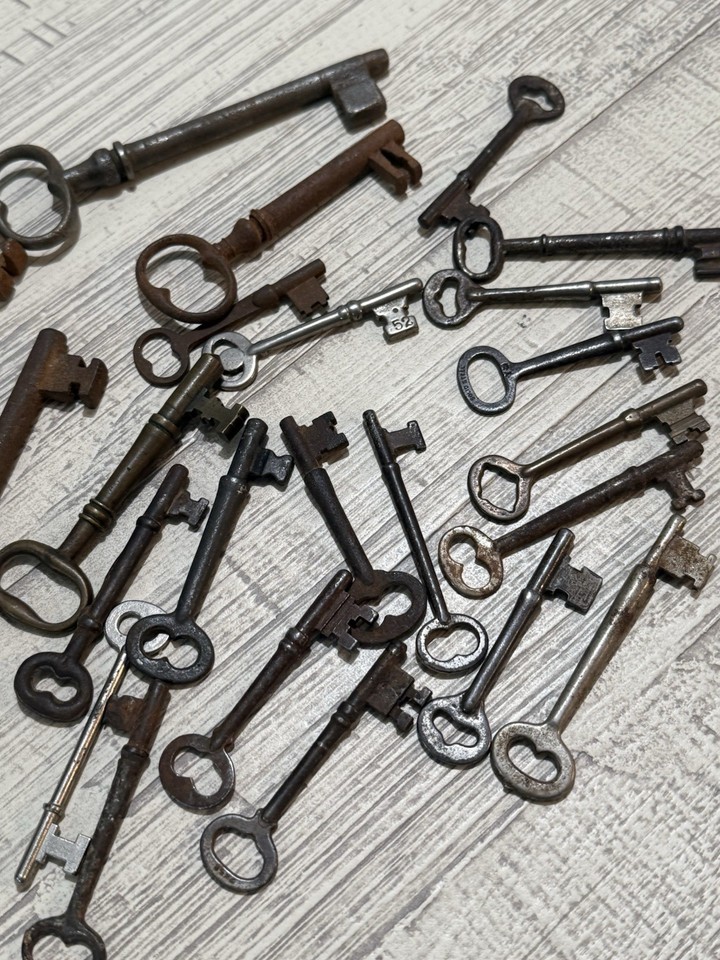 Lot Of 23 Old Rusty Crusty Dirty Sold Tip Skeleton Keys Door Furniture ...