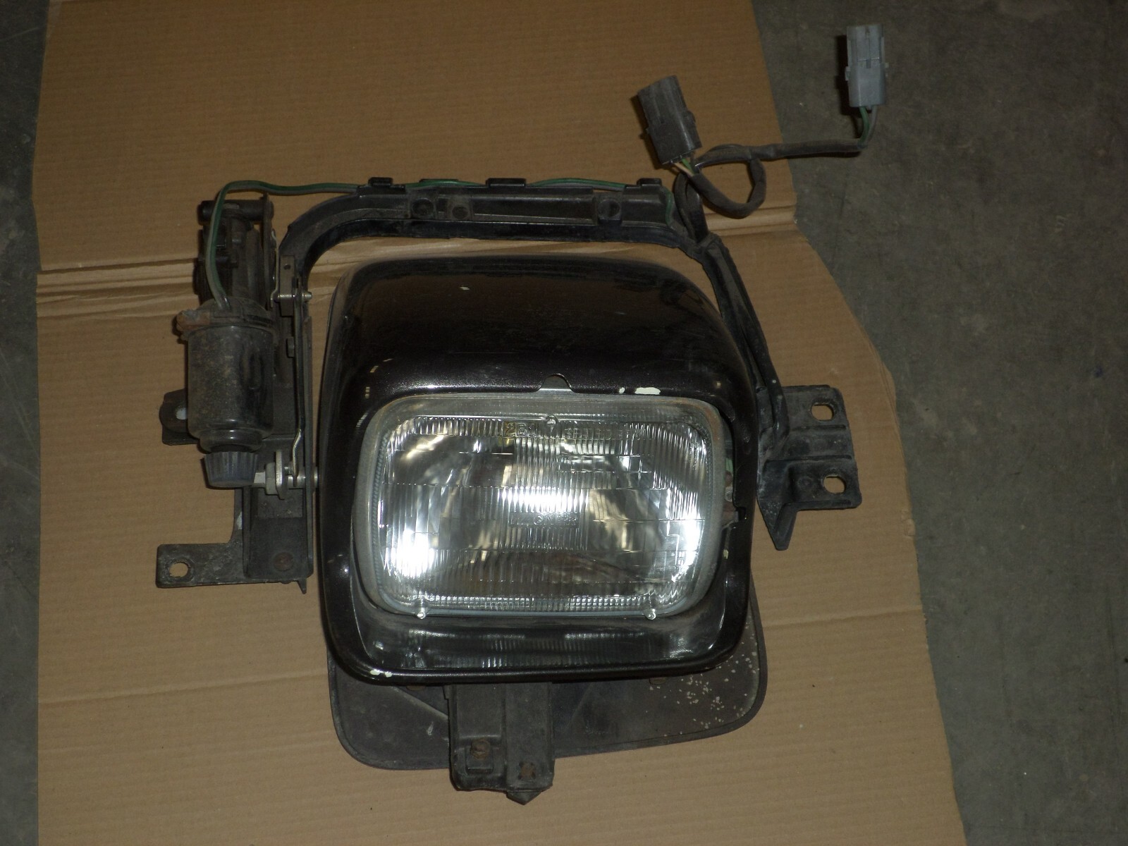 90 Corvette Driver Side HEADLIGHT HOUSING rotating assembly MOTOR 88 89 ...