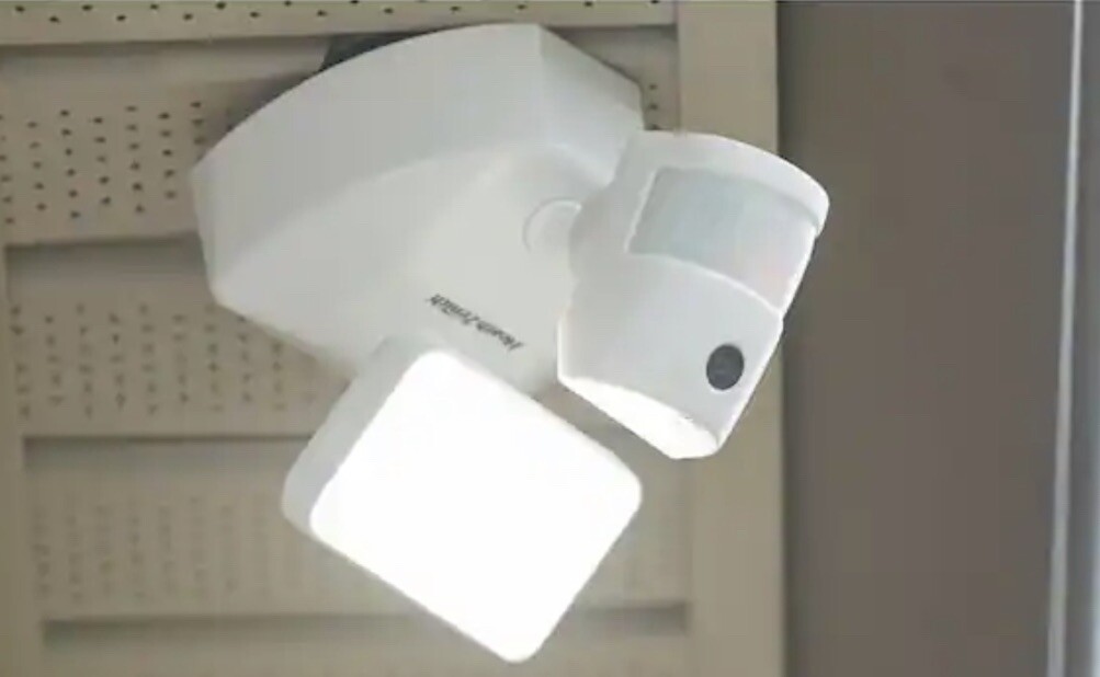 New Secur360 WIFI Connnected LED Video Security Motion Light VOICE ...