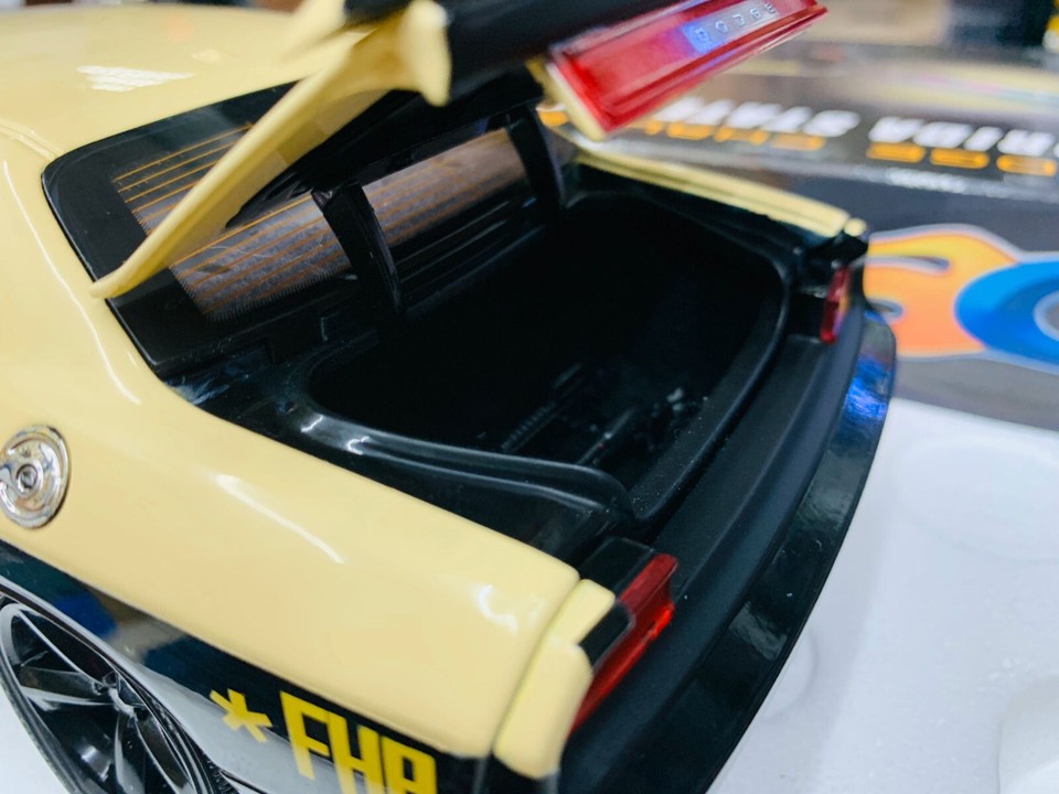 ACME 1:18 Scale Die-Cast Model Car FHP Dodge Challenger Florida State ...