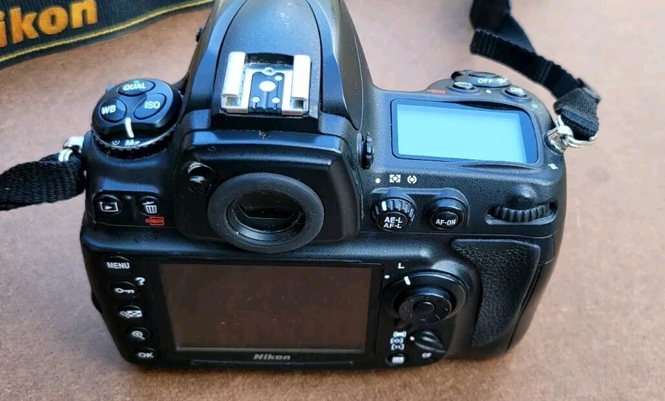 Nikon D700 12.1MP Digital SLR Camera Body with Speedlight SB700 | eBay