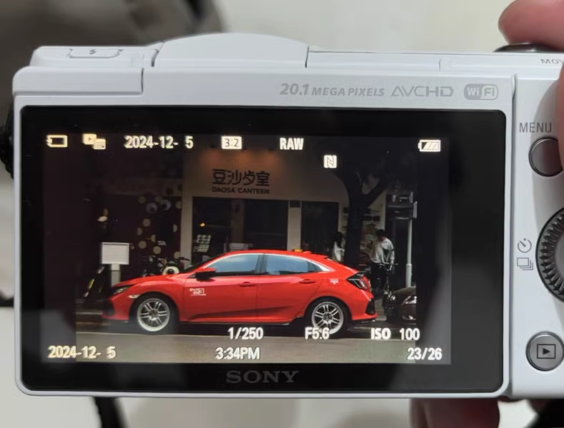 Sony Alpha A5000 20.1 MP Flip Screen Mirrorless Camera with PZ 16-50mm ...