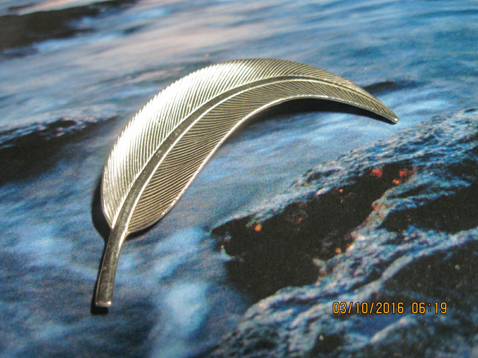 VINTAGE BEAUTIFUL GOLD TEXTURED FEATHER PIN...#9415 - Gem