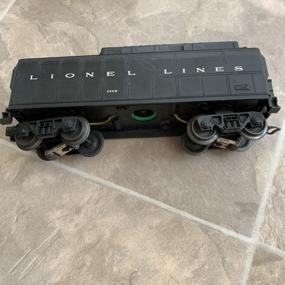 Vintage Lionel O-Gauge Train Set With Engine, Cars, Tracks, And ...
