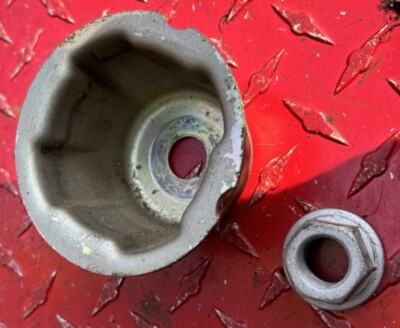 Briggs & Stratton Flywheel Cup 591302 / Nut 591988 [7E] | eBay