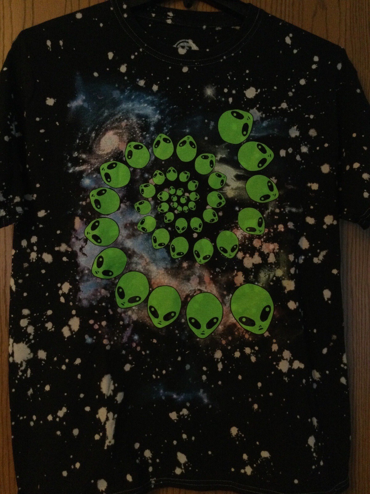 Alien Head Images Floating In Space - Black Shirt - L - Gem