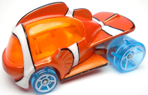 2019 HOT WHEELS DISNEY PIXAR NEMO ORANGE & WHITE 2" DIECAST CLOWN FISH ...
