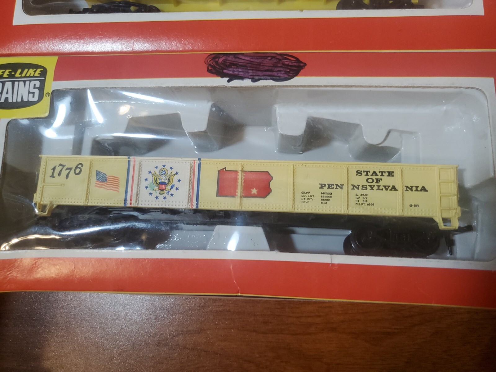 Collection (8) HO Bi-centennial 1776 Cars - Reefers and Gondola w loads ...