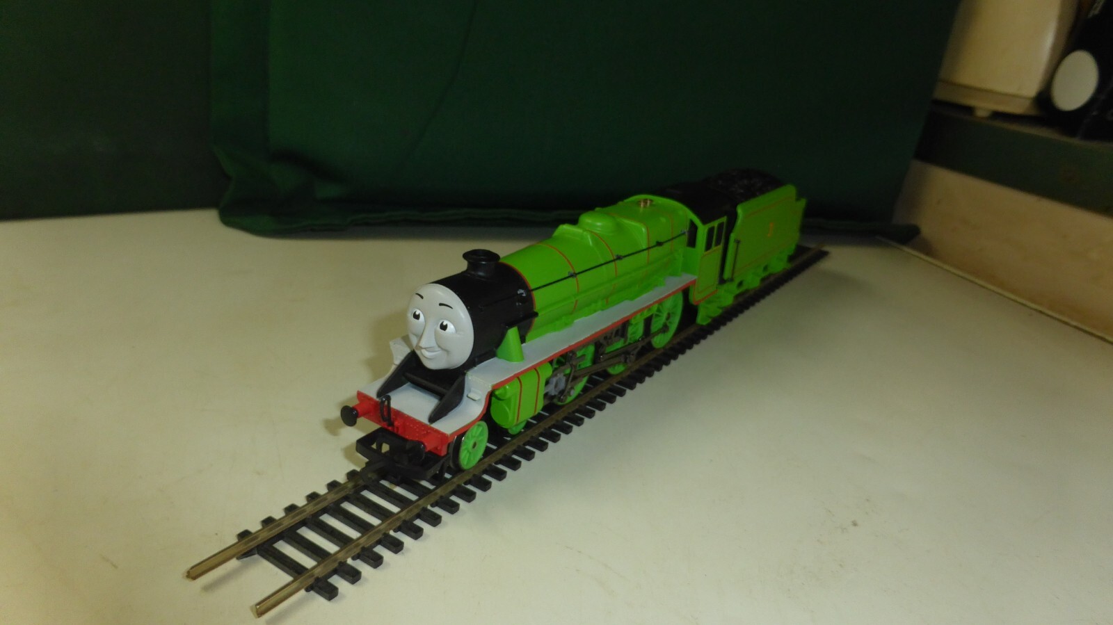 Hornby OO Gauge Thomas & Friends - Henry The Green Engine 1/76 Scale ...