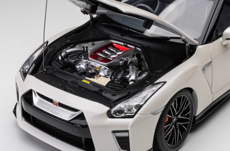 Nissan GT-R R35 50th Anniversary Edition White w/ Extra Engine in 1:18 ...