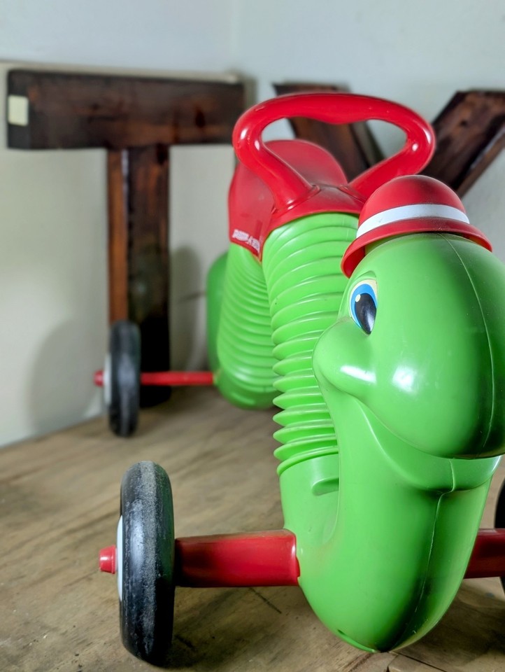 Radio Flyer, Inchworm, Classic Bounce and Go Toddler Ride-on, Green ...