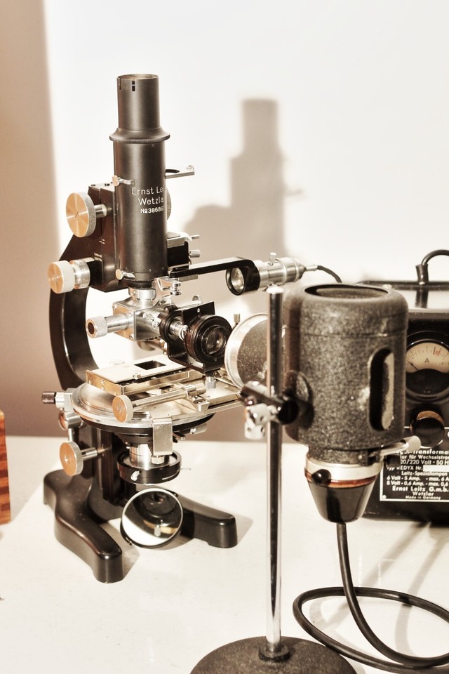 LEITZ POL PETROGRAPHIC MICROSCOPE (CA. LATE 1940'S) WITH RARE ...