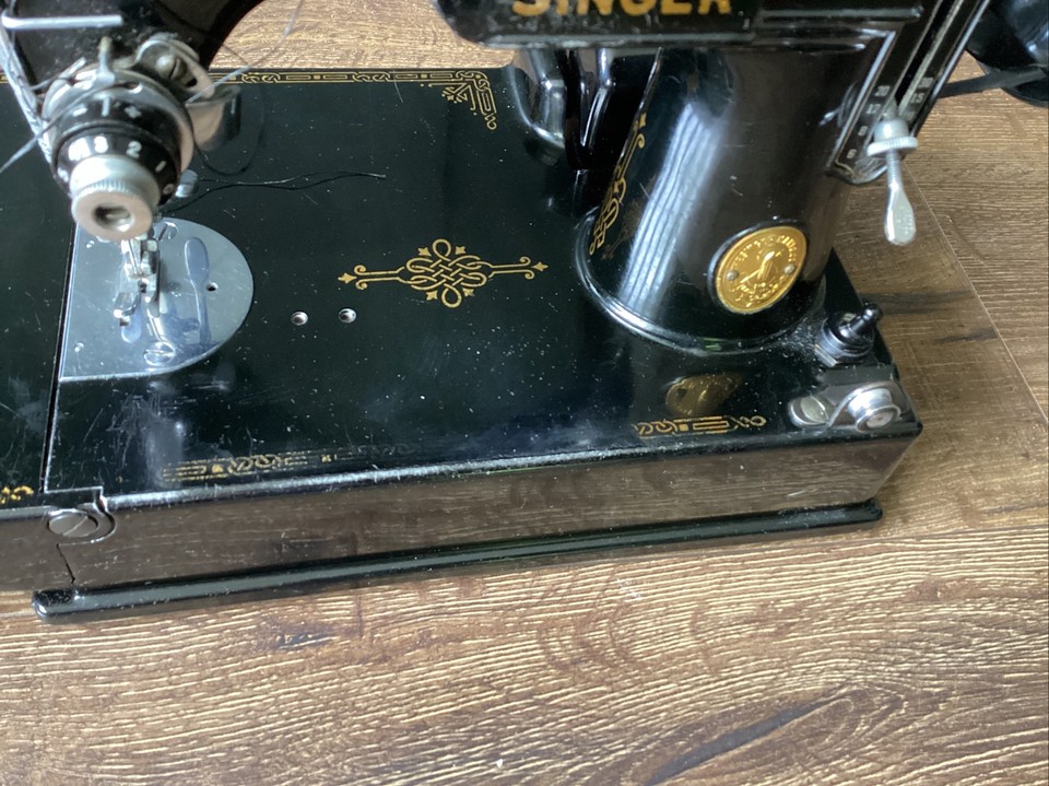 1946 Singer 221 Featherweight Portable Sewing Machine USA W/ Case ...