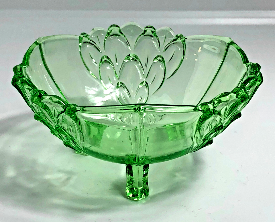 F). SWEET LITTLE VINTAGE ART DECO GREEN URANIUM DEPRESSION GLASS DISH ...
