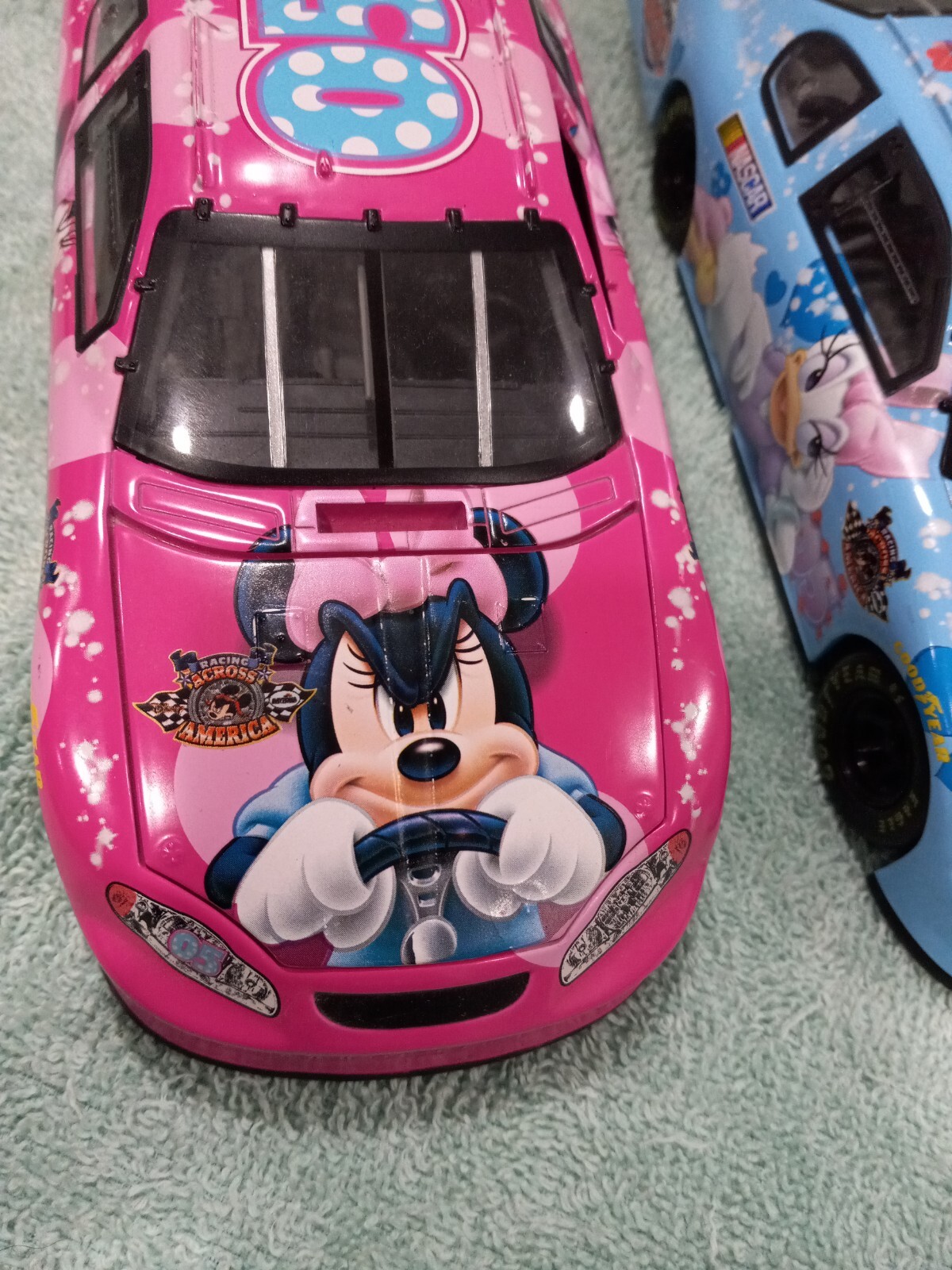 2005 NASCAR DAYTONA 500 DISNEY WORLD MINNIE MOUSE DAISY DUCK SET OF 2 ...