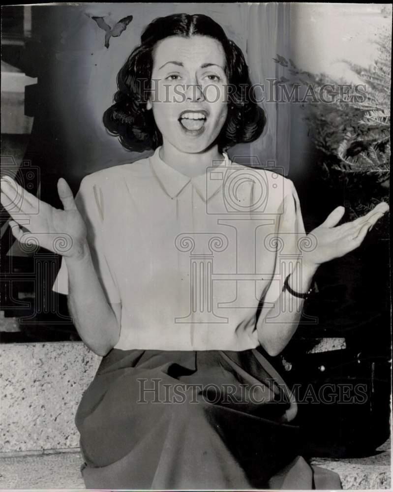 1949 Press Photo Soviet spy Judith Coplon reenacts her espionage trial ...
